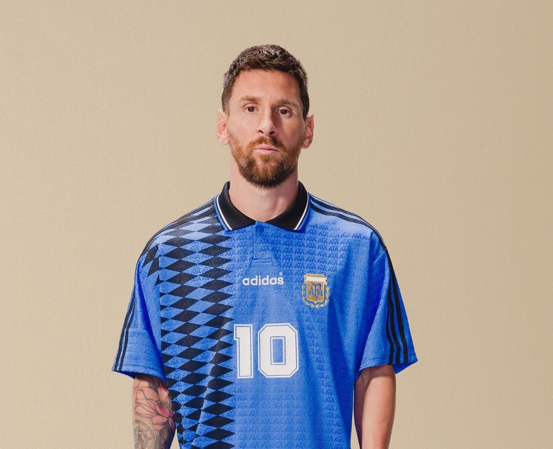 Lionel Messi ofició de modelo en el lanzamiento retro de una camiseta ...