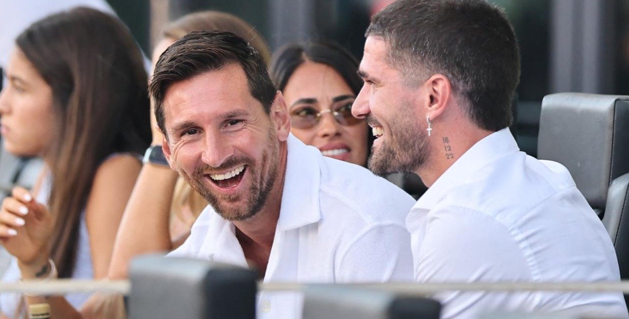 Lionel Messi y Rodrigo De Paul junto a Tini y Anto Rocuzzo en la ...